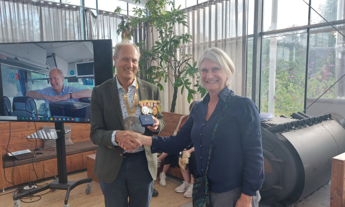 Bronzen Vethmedaille voor Leo Paul | Geografie.nl